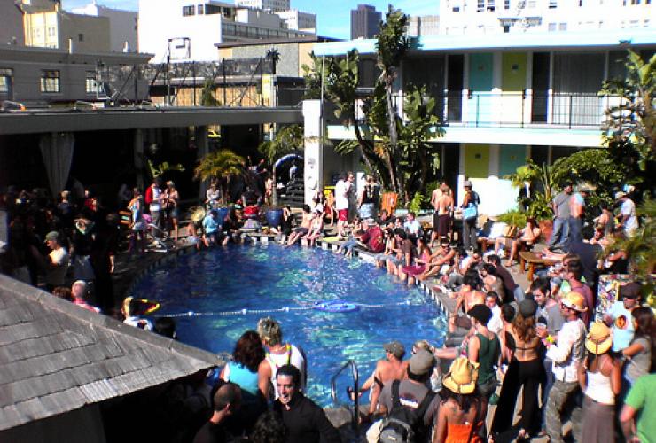 Thursday Art Party at SF's Phoenix Hotel | San Francisco Hostels Club